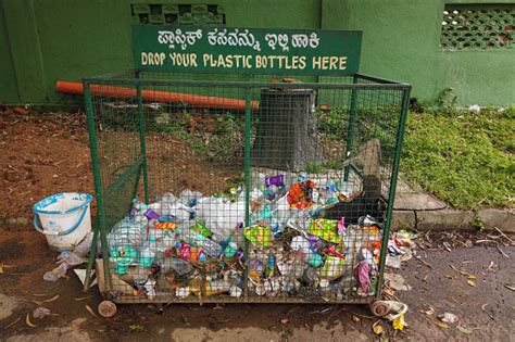 반디푸르 사파리에 설치된 대형 컨테이너는 사용한 플라스틱 병과 쓰레기를 수거하고 인도의 대기 및 수질 오염이 없는 환경을 유지하기 위해 사용됩니다 0명에 대한 스톡 사진 및