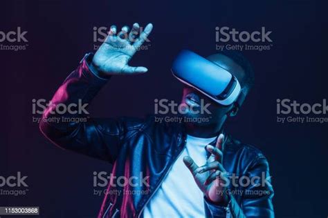 젊은 아프리카 남자 착용 가상 현실 고글 손으로 검은 배경에 고립 360도 촬영에 대한 스톡 사진 및 기타 이미지 360도 촬영 3차원 형태 가상현실 Istock