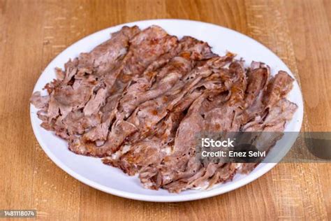 고기 도너 케밥 나무 바닥에 터키식 도너 케밥 터키 요리의 진미 음식 관광 고기에 대한 스톡 사진 및 기타 이미지 고기 구이 굽기 Istock