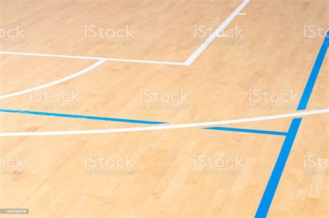 나무 바닥 농구 배드민턴 풋살 핸드볼 배구 축구 축구 코트 나무 바닥 실내 체육관 코트에 파란색과 흰색 라인을 표시하는 스포츠 홀의 나무 바닥 바닥재에 대한 스톡 사진 및