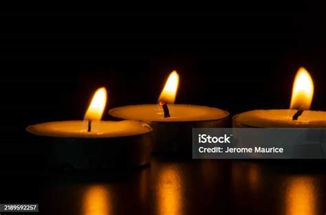 어둠 속에서 빛나는 촛불은 메시지 텍스트 또는 아이디어를 위한 맞춤형 공간으로 종교적 기도 순간을 나타냅니다 종교 및기도 개념 0명에 대한 스톡 사진 및 기타 이미지