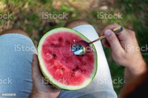 젊은 남자는 숟가락으로 수 박을 먹고 있다 건강 한 영양 및 채식주의의 개념 건강한 생활방식에 대한 스톡 사진 및 기타 이미지 건강한 생활방식 건강한 식생활 과일