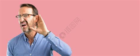 年轻中年男子握着手近耳朵高清图片下载 正版图片505246455 摄图网