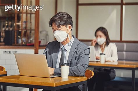 코로나바이러스 바이러스 코로나 코로나바이러스 사회적거리두기 사회이슈 질병예방 마스크 방호용품 감기예방마스크 마스크 카페 불편함 어두운표정