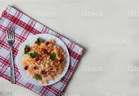 접시에 발효 양배추와 크랜베리의 샐러드와 흰색 테이블에 포크 스탠드 0명에 대한 스톡 사진 및 기타 이미지 0명 건강한 식생활 곡초류 Istock