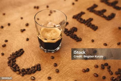 향기로운 볶은 커피 콩과 나무 테이블에 뜨거운 에스프레소 의 유리 컵으로 만든 커피 단어 복사 공간 국제 커피의 날 커피 텍스트 0명에 대한 스톡 사진 및 기타 이미지