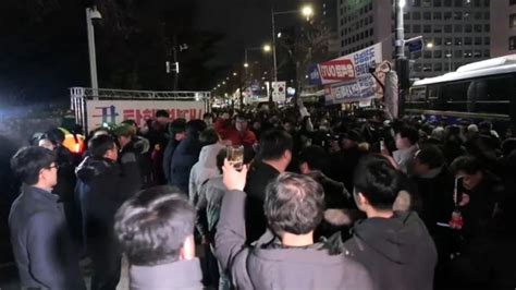 На фона на протести Парламентът на Южна Корея гласува за блокиране на военното положение