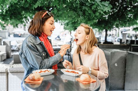 야외 길거리 음식 카페에서 커리 부 패스트 푸드 독일어 요리 돼지고기 소시지를 먹는 두 여자 친구 학생 들 먹기에 대한 스톡 사진 및 기타 이미지 Istock