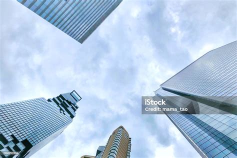 높은 고층 빌딩의 전망 도시에서 사무실 건물의 현대 유리 실루엣 현대 건축은 방콕 태국 시내의 금융 지구에서 푸른 하늘까지 뻗어 0명에 대한 스톡 사진 및 기타 이미지