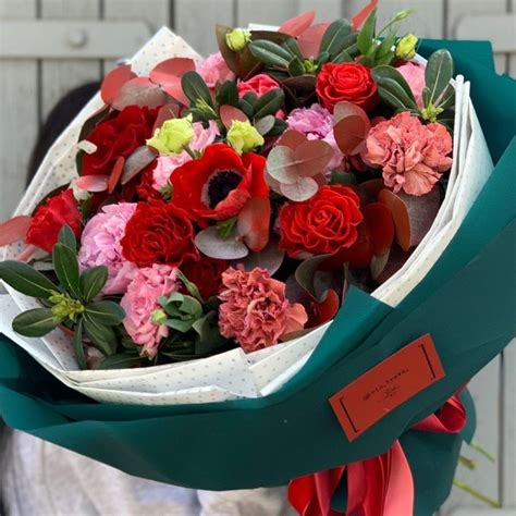 Цветочный букет в зеленой упаковке с ярлыком