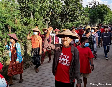 စစ်ခွေးသင်္ချိုင်းစစ်ကိုင်းတိုင်း ဆ်ိုသည့် စာသားကိုကိုင်ဆွဲပြီး စစ