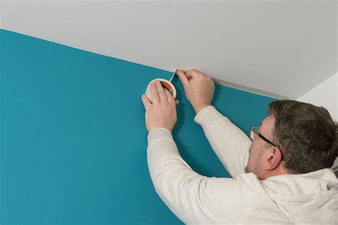 벽을 다른 색으로 칠하기 전에 흰색 천장에 마스킹 테이프를 붙입니다 마스킹 테이프에 대한 스톡 사진 및 기타 이미지 마스킹 테이프 오래된 접착 테이프 Istock