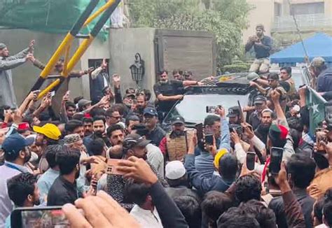 இம்ரான்கான் வீட்டின் கதவை உடைத்து புகுந்த போலீஸ் கைது செய்ய தீவிரம்