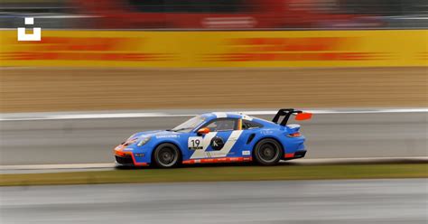 파란색 경주용 자동차가 트랙을 질주합니다 사진 Unsplash의 무료 자동차 이미지