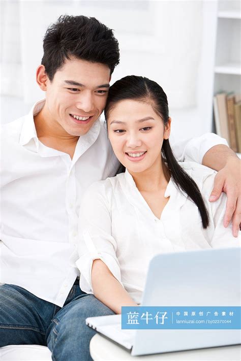 青年情侣和笔记本电脑 蓝牛仔影像 中国原创广告影像素材