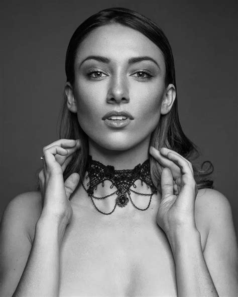 Delphine Wespiser Fait Tomber Le Haut Cette Photo En Noir Et Blanc