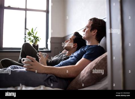 Jeune Couple Homosexuel Lit Banque De Photographies Et Dimages Haute R Solution Page Alamy