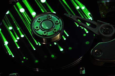 닫기 최대의 오픈 컴퓨터 하드 디스크 드라이브 조명 효과와 반사 배경입니다 기업 재무와 산업에 대한 스톡 사진 및 기타 이미지 기업 재무와 산업 데이터 디스크