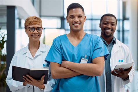 자랑스러운 초상화 의료 서비스를 위한 병원 연구 계획 및 관리에서 일하는 의사 팀 리더십 사고방식 및 다양성 클리닉 경력의 의료