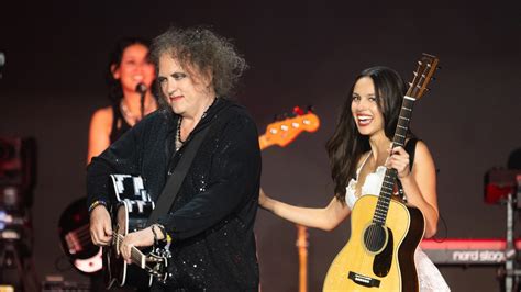 Olivia Rodrigo Se Une A Robert Smith De The Cure Para Cantar Friday I