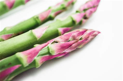 신선한 녹색 아스파라거스 새싹 상판 근접 촬영 아스파라거스 3 줄기 절연된에 흰색 배경 매크로의 무리 건강한 생활방식에 대한 스톡 사진 및 기타 이미지 Istock