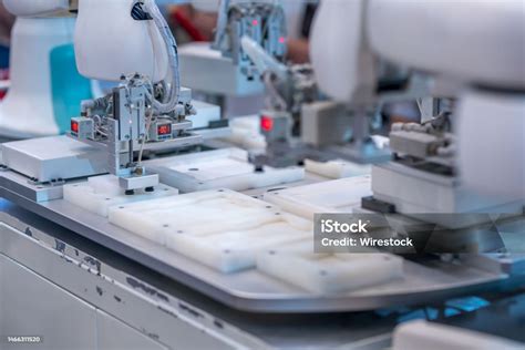 현대 공장에서 스마트폰을 조립하는 로봇 팔의 근접 촬영 공장 산업 건물에 대한 스톡 사진 및 기타 이미지 공장 산업 건물 로봇 휴대전화 Istock