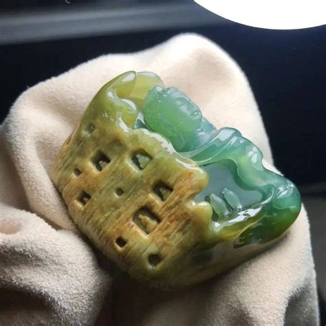 冰蓝底的大马坎翡翠原石带皮设计石窟题材看到起货效果我服了玉雕师 料子 抛光 雕刻