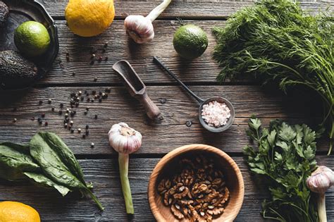 요리 녹색 허브 시금치 딜 파슬리 흰색 배경에 고립 된 나무 상자에 아보카도 고수에 대한 스톡 사진 및 기타 이미지 고수 골파 다양 Istock