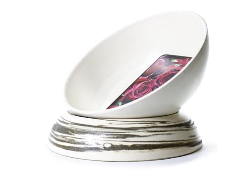 This Ceramic Acoustic Amplifier Turns Any Phone Into A Speaker System