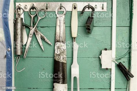 주방 용품과 나무 벽의 배경에 옷걸이에 매달려있는 다양한 가전 제품 0명에 대한 스톡 사진 및 기타 이미지 0명 가위 가정 주방 Istock