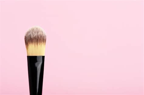 천연 브러쉬는 화장품 제품을 적용합니다 아이섀도우 또는 파운데이션을 위한 장비 얼굴 관리 웰빙과 전문 뷰티 트리트먼트 컨셉 오른쪽에 있는 공간을 복사합니다 분홍색으로 분리