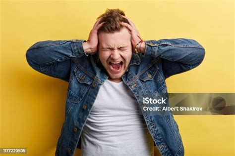 화가 미친 분노 좌절 남자 는 손으로 그의 머리를 들고 외치고 감정에 대한 스톡 사진 및 기타 이미지 감정 개념 개념과 주제 Istock