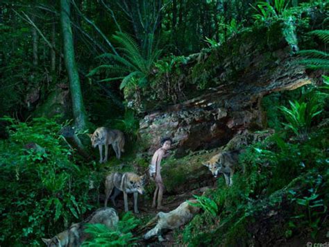 دختری که مثل سگ‌ها زندگی می‌کرد