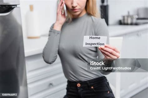 가정 검사를 글자와 부엌에서 스마트폰 이야기 카드를 들고 젊은 여자의 부분 보기 금발 머리에 대한 스톡 사진 및 기타 이미지 금발 머리 무선 기술 백인종 Istock