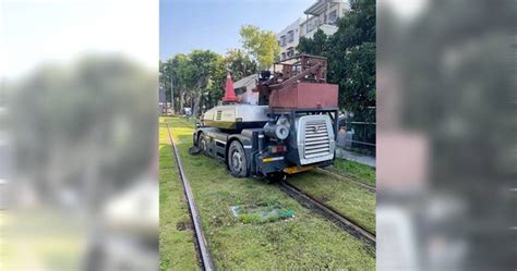 貨車誤入軌道區受困草皮 高雄輕軌停擺逾2小時 社會 Ctwant