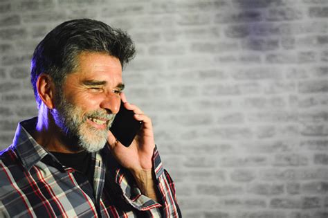 스마트 폰 전면보기 복사 공간으로 말하는 안경에 잘 생긴 성숙한 남자를 미소 공란에 대한 스톡 사진 및 기타 이미지 공란 금융 긍정적인 감정 표현 Istock