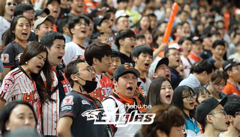 한화 사상 첫 70만 관중 시즌권 주인공은