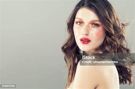 화려한 메이크업 여자 얼굴 아름 다운 갈색 머리 여름 메이크업 뷰티 패션 여자 모델 핑크 입술 가루로 빻은에 대한 스톡 사진 및 기타 이미지 Istock