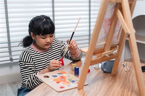 집에서 캔버스에 아크릴 페인트로 그리는 귀여운 소녀 크리 에이 티브 아동 예술가 그림 다채로운 삽화 Fashion Palette에 대한 스톡 사진 및 기타 이미지 Istock