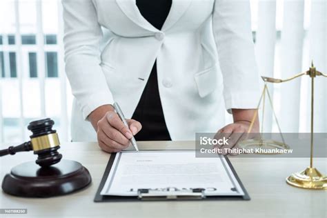 사무실 법률 및 정의 변호사 소송 개념에서 법적 사건 문서 계약으로 일하는 여성 변호사 판결에 대한 스톡 사진 및 기타 이미지 Istock