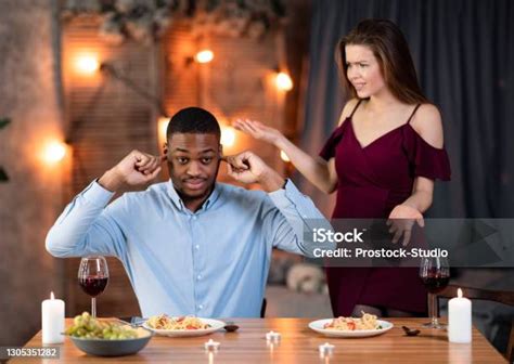 인종 간 커플 논쟁 레스토랑에서 데이트 하는 동안 갈등을 겪고 있는 젊은 다문화 애호가 저녁 식사에 대한 스톡 사진 및 기타 이미지 저녁 식사 언쟁 커플 Istock