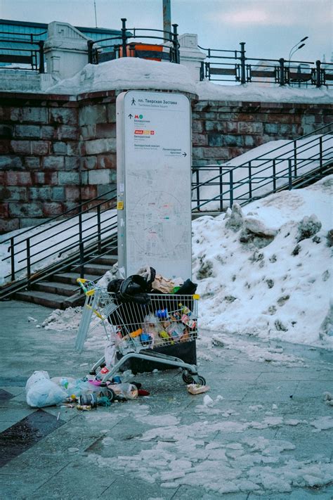 길가에 앉아있는 쓰레기로 가득 찬 쇼핑 카트 사진 Unsplash의 무료 모스크바 이미지