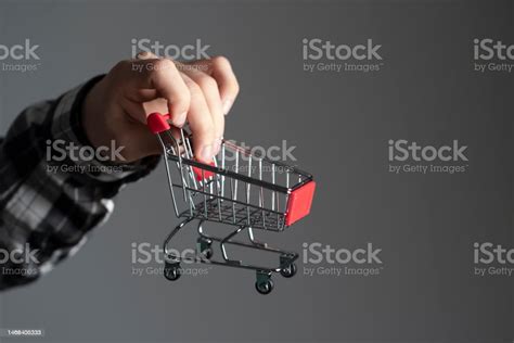 온라인 쇼핑과 전자 상거래의 상징으로 빈 쇼핑 카트를 들고 있는 인간의 손 가득 찬에 대한 스톡 사진 및 기타 이미지 가득 찬 개념 계산대 Istock