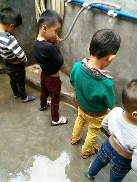 小男孩尿尿图片 小孩尿床的图片 苗苗知道