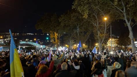 პოლიცია აქციის მონაწილეებს გზიდან გადასვლისკენ მოუწოდებს წინააღმდეგ შემთხვევაში დაჯარიმებით