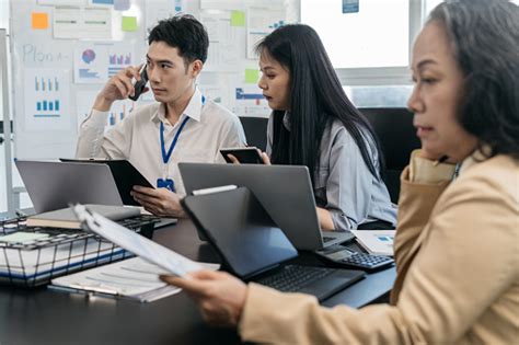 Operations Manager는 분석 그래프 회사 재무를 위한 회의 프레젠테이션을 개최합니다 30 34세에 대한 스톡 사진