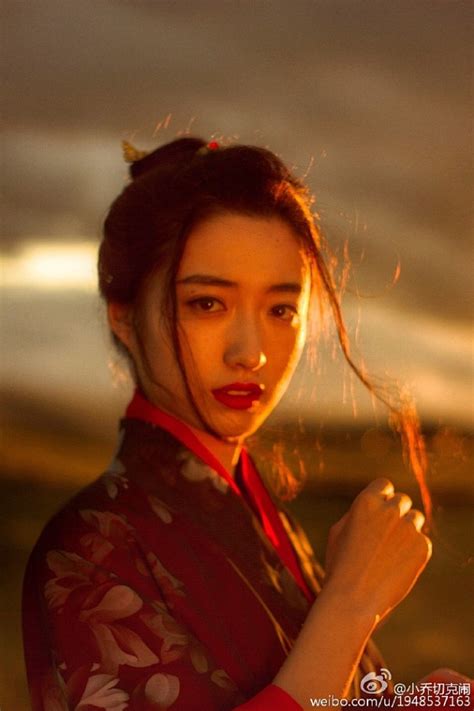 即使没有一张成功对焦，也要凑九宫格。越糊，越美丽。 2016年7月。玛曲县 黄河第一湾前两公里处，一家工厂后面的荒地。