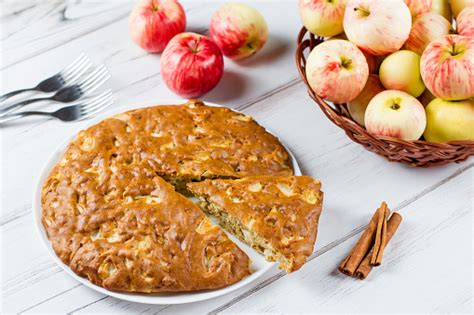 백그라운드에서 잘 익은 사과 계 피와 신선한 수 제 애플 파이 애플 파이에 대한 스톡 사진 및 기타 이미지 애플 파이 구운 사과 녹색 Istock