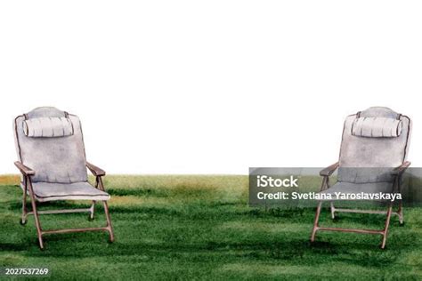 캠핑 구성 잔디밭에 접이식 의자 관광 여행 피크닉 인쇄물 전단지 포스터 손으로 그린 카드 디자인 텍스트 공간을 복사합니다 흰색 배경에 고립된 수채화 그림 가든파티에 대한