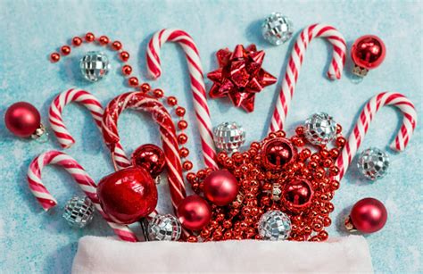 기치 산타 클로스의 크리스마스 모자 파란색 배경에 크리스마스 사탕 장난감 및 속편이 있습니다 최소한의 크리스마스 개념 카라멜 지팡이 텍스트 공간의 복사본입니다 0명에 대한